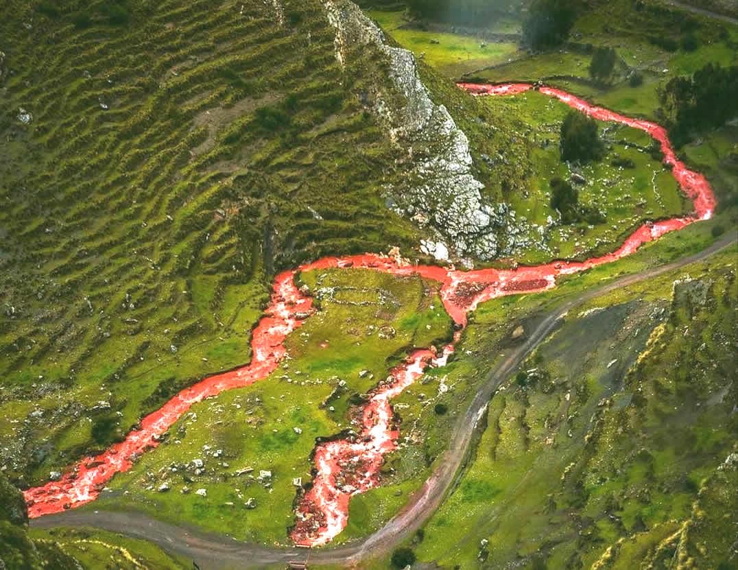 RIO VERMELHO EM CUSCO, PERU